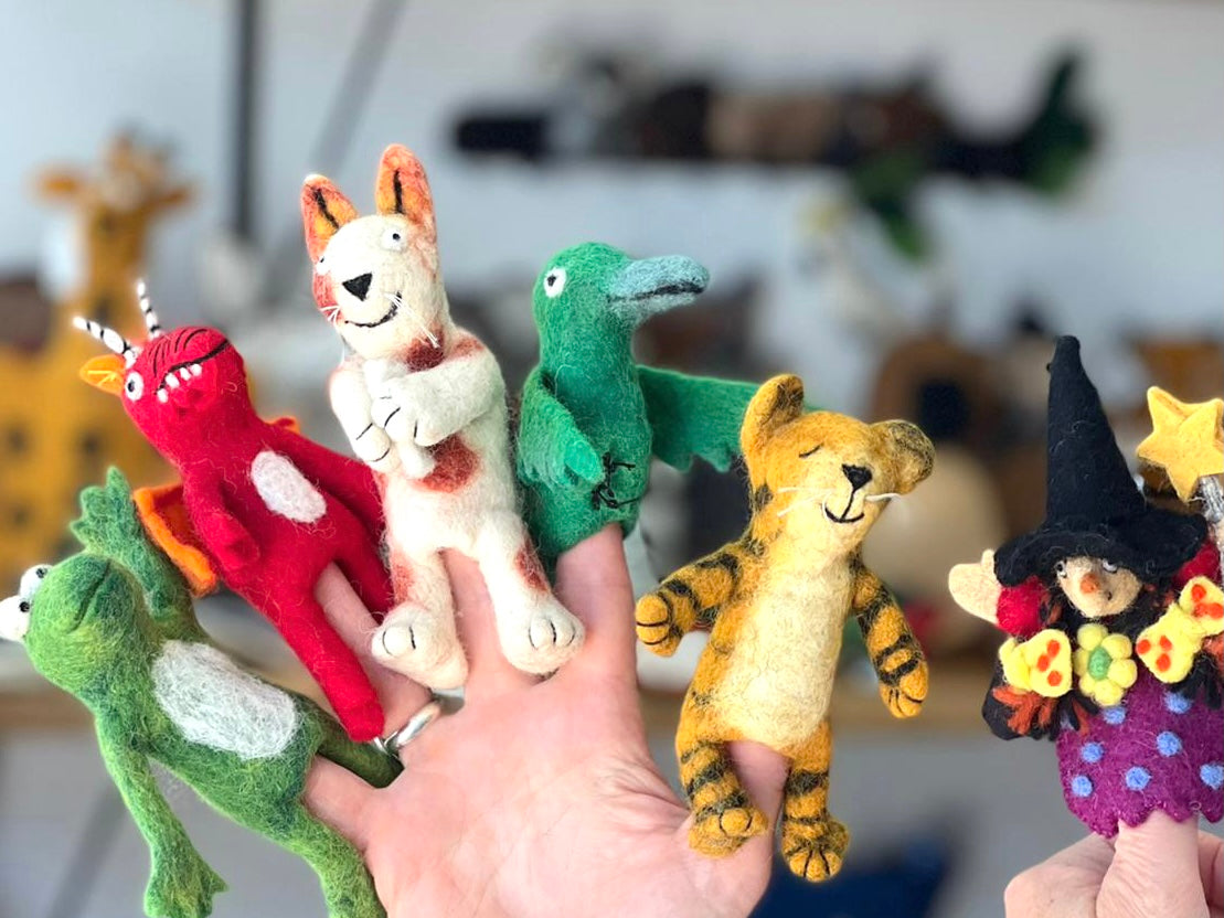 3 dimensional “room on a broom” finger-puppet set – Ethik